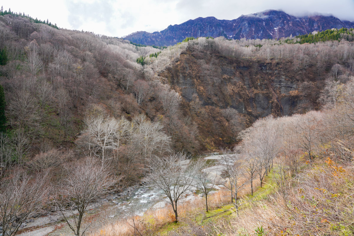 秘境「秋山郷」ドライブ紀行｜壮大な“洗い越し”に遭遇。手掘り温泉がおすすめ | MOBY [モビー]