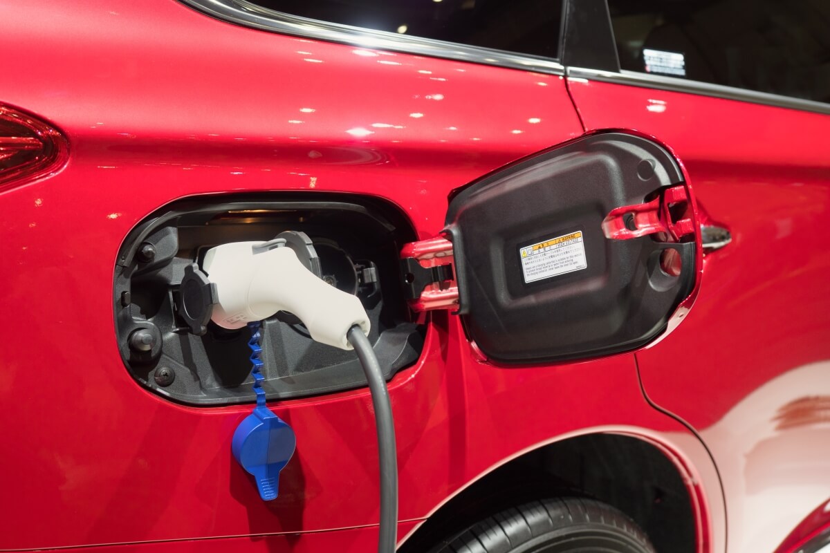 プラグインハイブリッドとは？PHVとPHEVの意味やハイブリッドとの違い | MOBY [モビー]