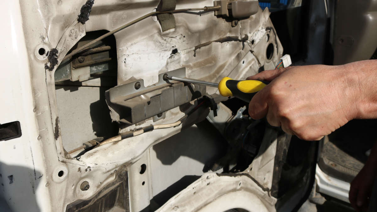 パワーウィンドウの故障原因と症状は？修理・交換費用や自力で修理する方法も | MOBY [モビー]