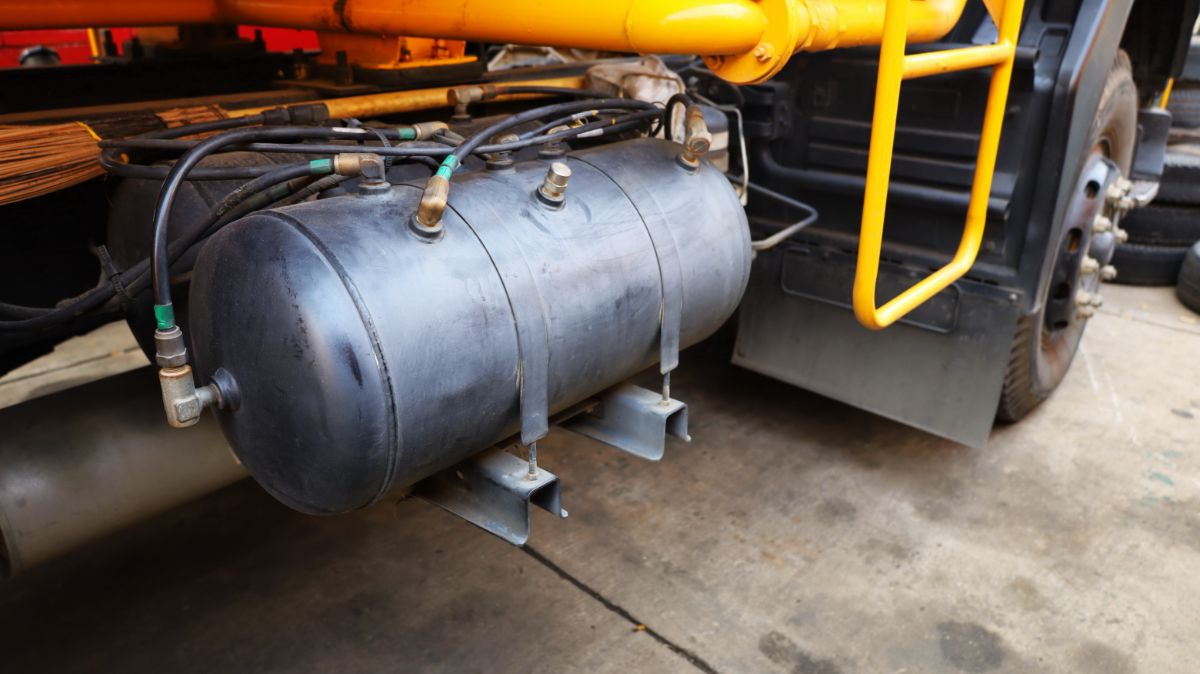 遅い・スペースがある…トラックの前へ急な割り込みは注意！過去には高額賠償も | MOBY [モビー]