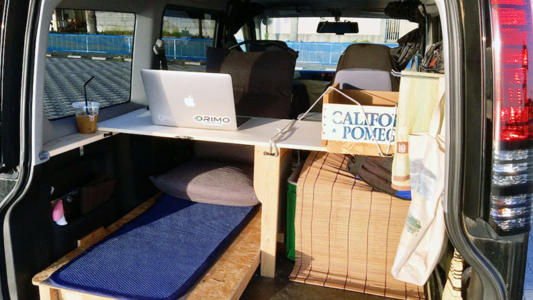 低価格でテーブル制作も！移動式オフィスに変身可能なキャンピングカー【軽バン秘密基地計画#04】 | MOBY [モビー]