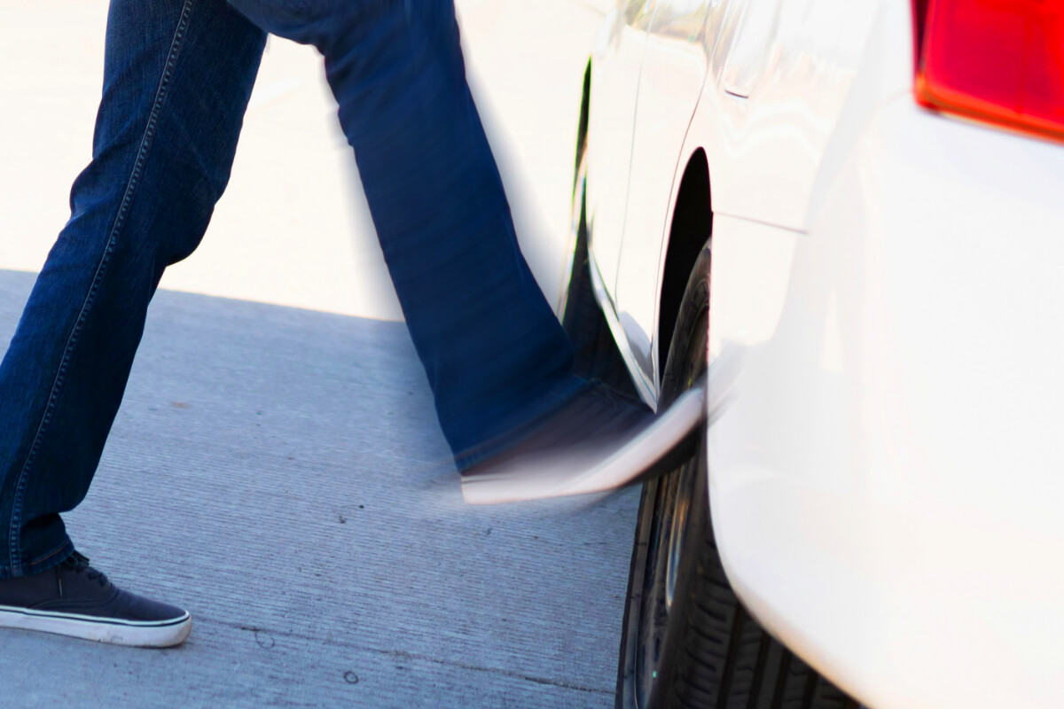 駐車中の車を攻撃したら大変なことに…テスラ蹴った女性が速攻で特定されてしまう | MOBY [モビー]