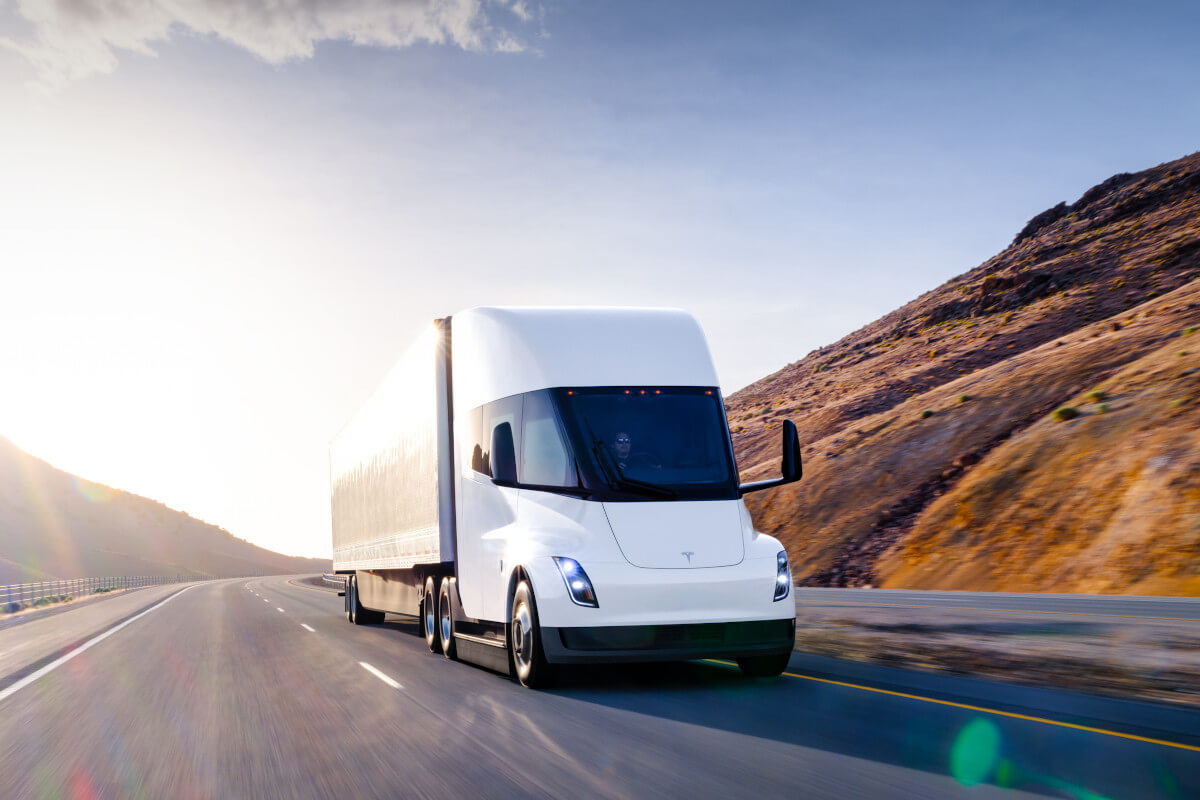 テスラの新型トラック「セミ」新画像が公開、 60マイルを5秒で駆ける爆速BEV | MOBY [モビー]