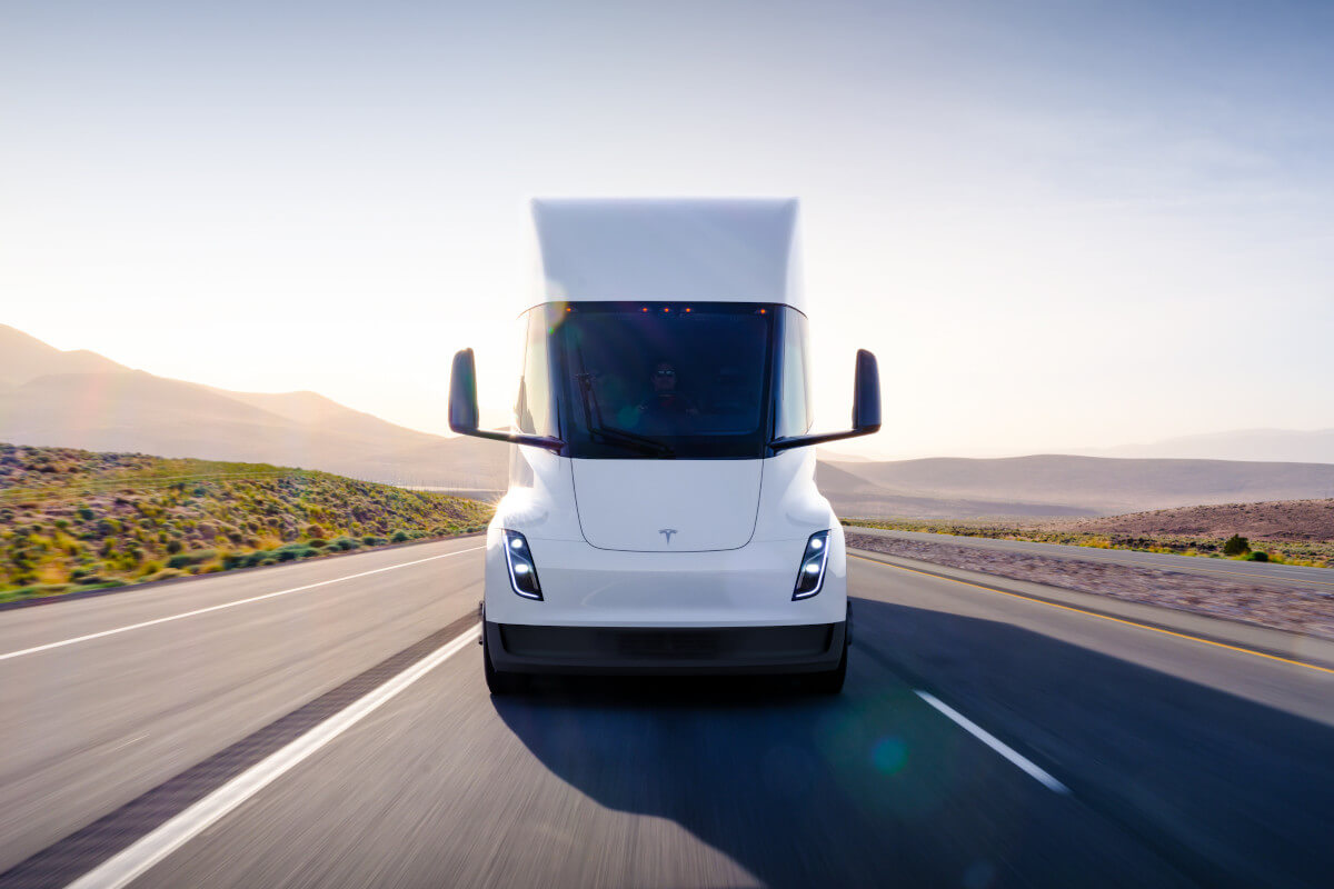 テスラの新型トラック「セミ」新画像が公開、 60マイルを5秒で駆ける爆速BEV | MOBY [モビー]
