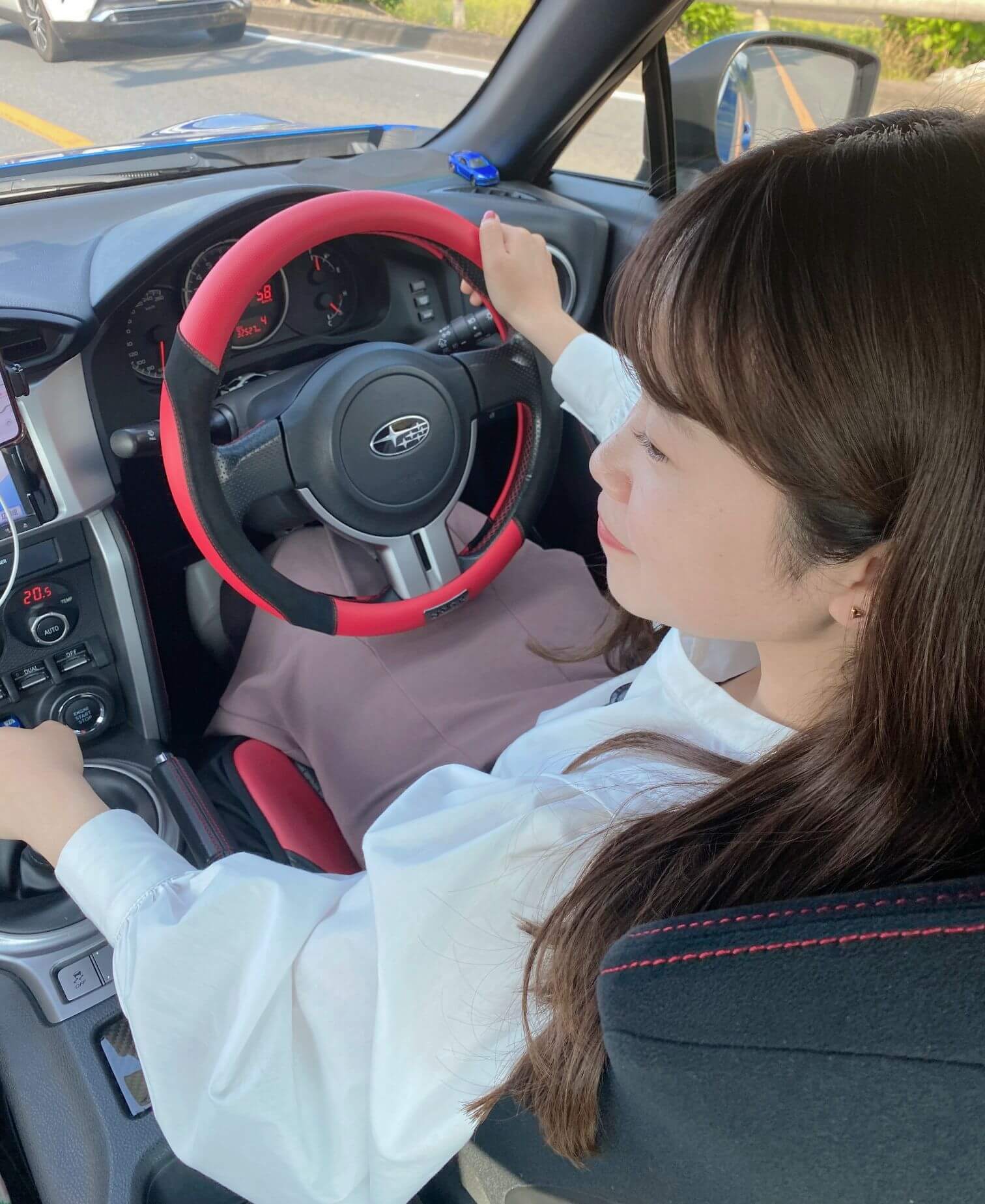 「乗るなら絶対スポーツカー！」ファーストカーはBちゃん♡WRブルーBRZの美人ドライバー | MOBY [モビー]