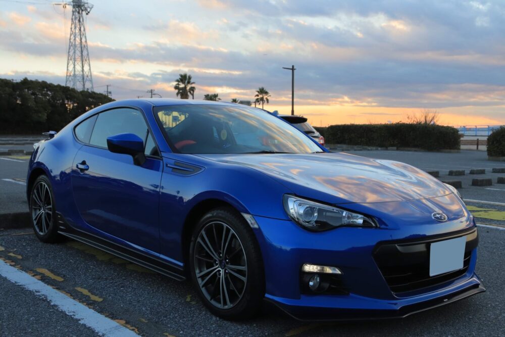 画像：「乗るなら絶対スポーツカー！」ファーストカーはBちゃん♡WRブルーBRZの美人ドライバー | MOBY [モビー]