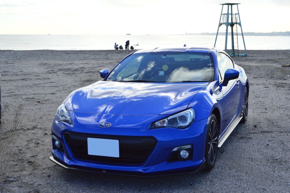 画像：「乗るなら絶対スポーツカー！」ファーストカーはBちゃん♡WRブルーBRZの美人ドライバー | MOBY [モビー]