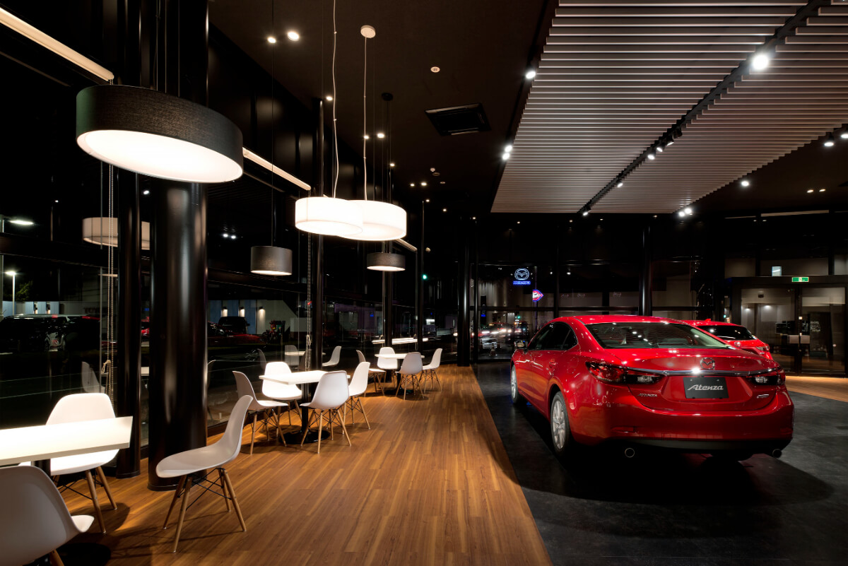 あなたはどっちで車を買いたい？“黒マツダ”と“白マツダ”…新旧マツダ店舗の違いは？ | MOBY [モビー]