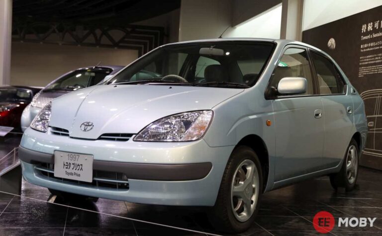 《21世紀が走り出した瞬間に、ほとんど誰も気付けなかった》初代プリウス【推し車】 | MOBY [モビー]