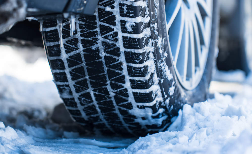 スタッドレスタイヤが無い時代、車の冬支度って何してた？ 普及するまでの紆余曲折 | 2ページ目 (2ページ中) | MOBY [モビー]