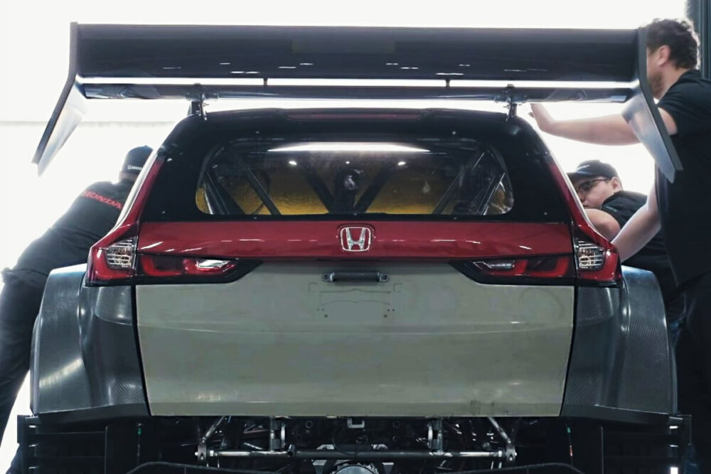 「タイプR！？」米国ホンダが800馬力の『CR-V ハイブリッド レーサー』チラ見せ | MOBY [モビー]