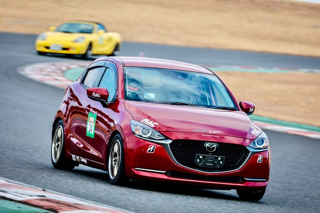 27歳現役レーサーが選ぶMT車"MAZDA2"は、洗練されたデザインと軽快な走行性能が魅力 | MOBY [モビー]