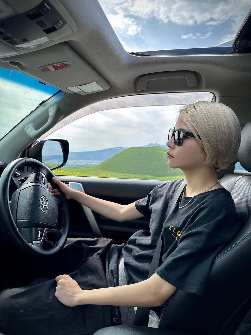 スノボが趣味の彼女は4WD一択！プラドを乗りこなすスノボウェアブランドのディレクター女子大生！ | MOBY [モビー]