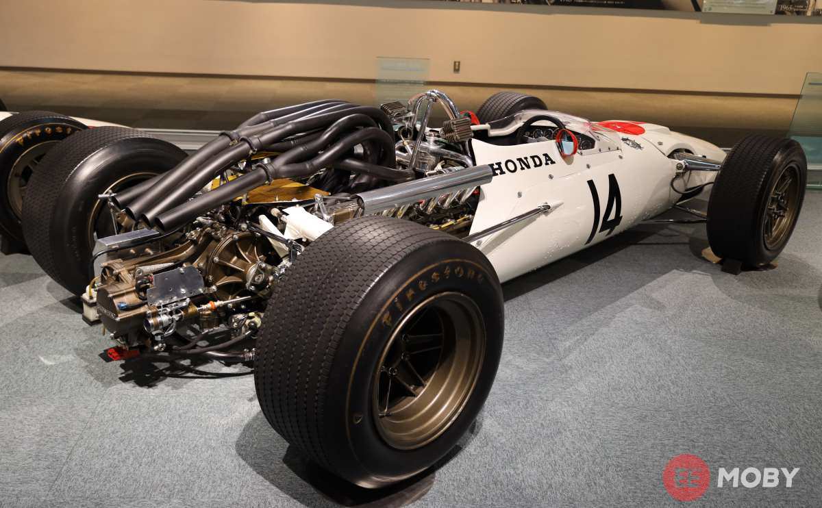 「このままじゃ勝てないぞ」"ホンドーラ”と揶揄された急造の傑作・ホンダRA300【推し車】 | MOBY [モビー]