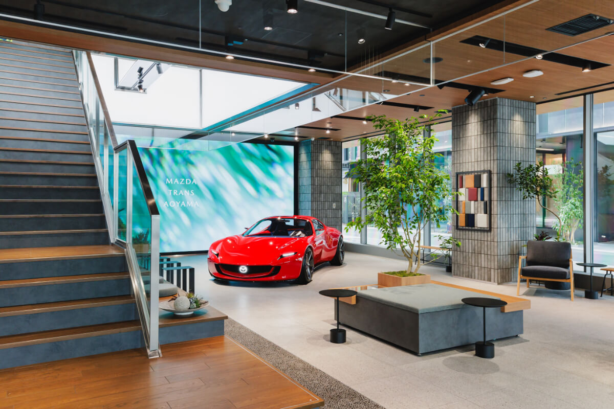 マツダが南青山にブランド体感施設「MAZDA TRANS AOYAMA」本日オープン！実車展示のほかカフェも併設 | MOBY [モビー]