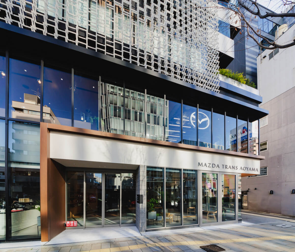 マツダが南青山にブランド体感施設「MAZDA TRANS AOYAMA」本日オープン！実車展示のほかカフェも併設 | MOBY [モビー]