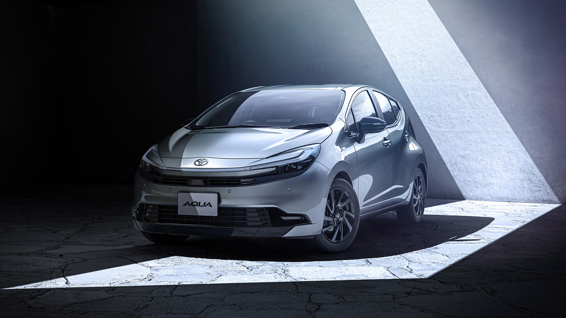 画像：【新型アクア登場】ハンマーヘッドフェイス採用＆電動パーキング標準化！2025年改良モデルにSNSで称賛の声 | MOBY [モビー]