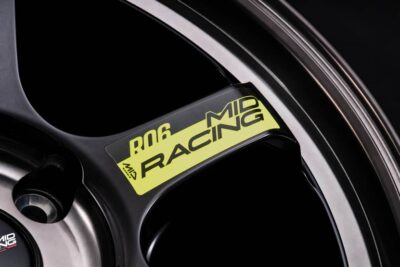 フォーミュラDのワンメイクホイールにも選ばれた“MID RACING”の王道6本スポーク！「R06」の魅力に迫る | MOBY [モビー]