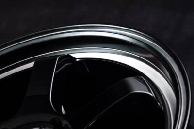 フォーミュラDのワンメイクホイールにも選ばれた“MID RACING”の王道6本スポーク！「R06」の魅力に迫る | MOBY [モビー]